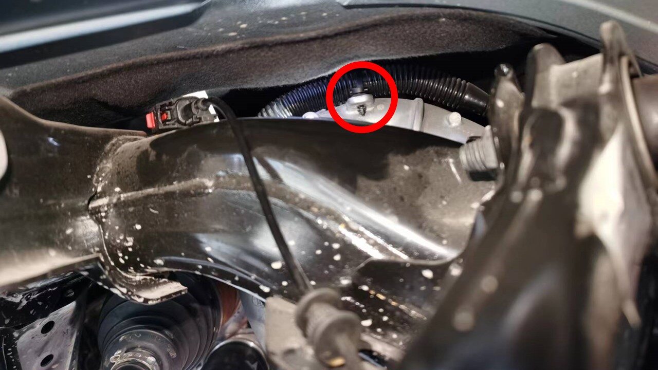 Hose - Outlet - Rear Drive Unit (3DU) (Remove and Replace)